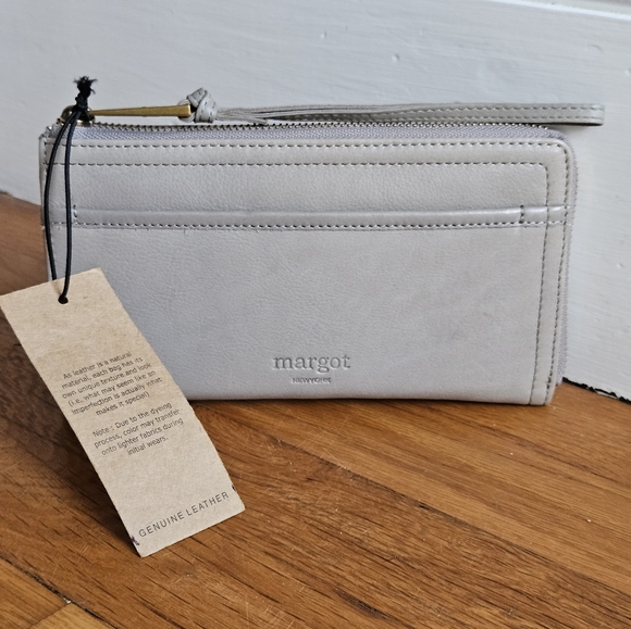 margot | Bags | Margot New York Patty Envelope Leather Wristlet Strap ...